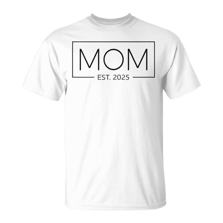 New Mom 2025 Mommy 2025 Mother 2025 Mom Est 2025 T-Shirt | Mazezy